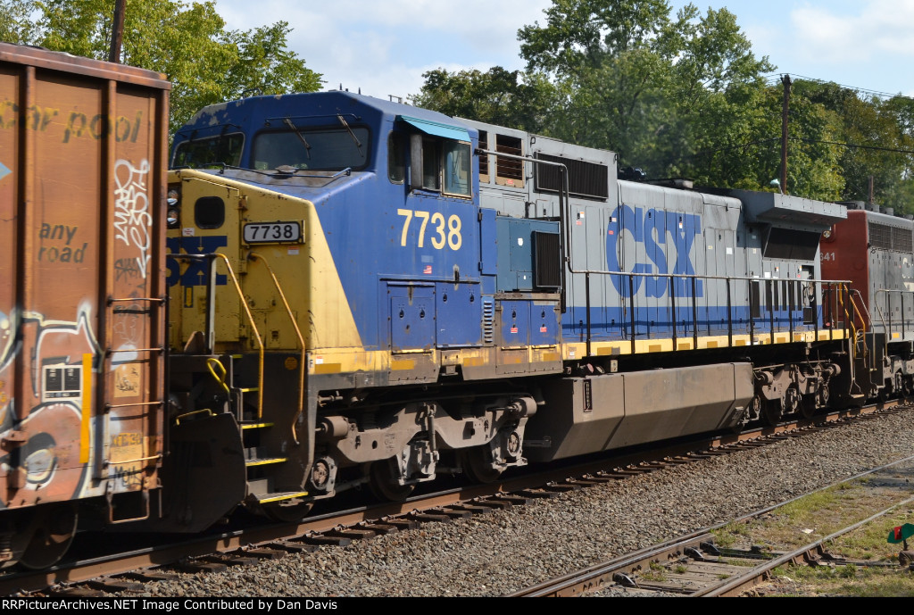 CSX CW40-8 7738 in YN2 trails the SP on Q300-22